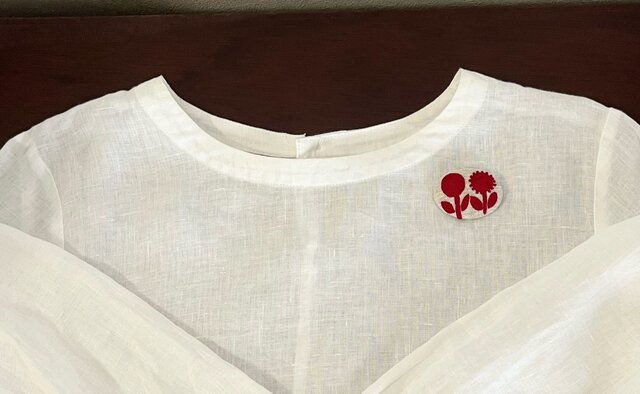 北欧風お花の刺繍ブローチ#197 | iichi 日々の暮らしを心地よくするハンドメイドやアンティークのマーケットプレイス