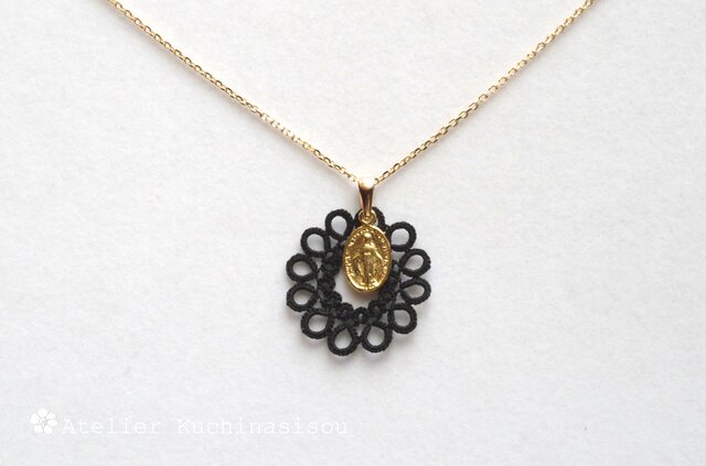 タティングレースとメダイのペンダント〈noir〉 | iichi 日々の暮らしを心地よくするハンドメイドやアンティークのマーケットプレイス