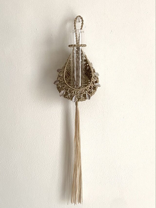 [受注制作]yumri ⌘ macrame 小さなしずく型マクラメ一輪挿し・リーフシルバービーズ[ベージュ] | iichi 日々の暮らしを心地よくするハンドメイドやアンティークのマーケットプレイス