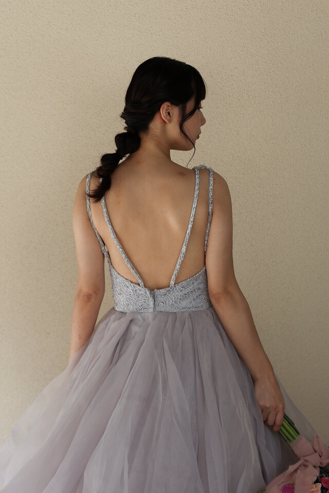 憧れのドレス 可愛い ブルーグレー カラードレス ソフトチュール 背中見せ 花嫁/前撮り | iichi 日々の暮らしを心地よくするハンドメイドやアンティークのマーケットプレイス