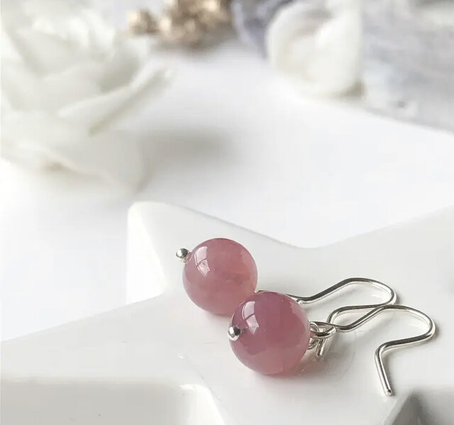 送料無料 ︎限定♡AAAAマダガスカル産ローズクォーツ8㎜玉ピアス purecubic | iichi 日々の暮らしを心地よくするハンドメイドやアンティークのマーケットプレイス