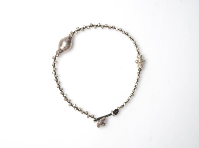 braid bracelet 'silver' | iichi 日々の暮らしを心地よくするハンドメイドやアンティークのマーケットプレイス