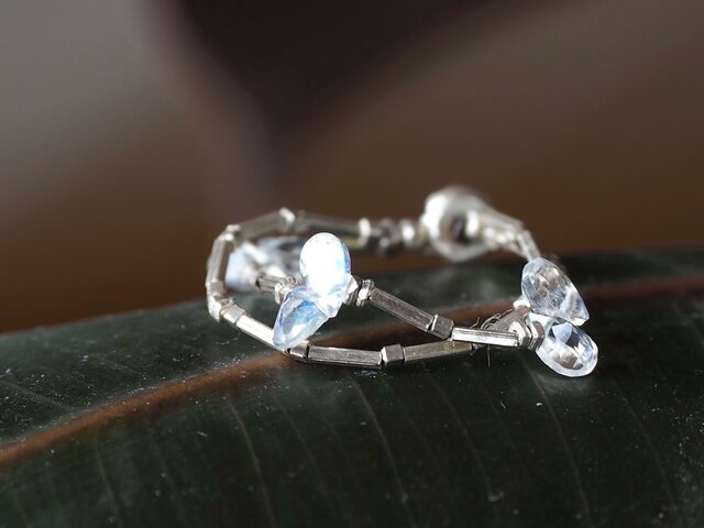 beads ring -レインボームーンストーン- 2連 | iichi 日々の暮らしを心地よくするハンドメイドやアンティークのマーケットプレイス