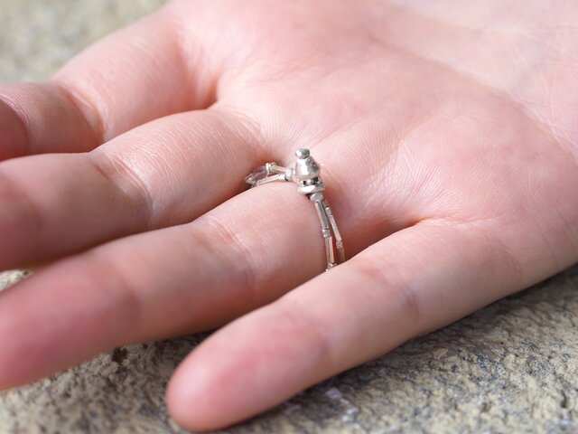 beads ring -レインボームーンストーン- 2連 | iichi 日々の暮らしを心地よくするハンドメイドやアンティークのマーケットプレイス