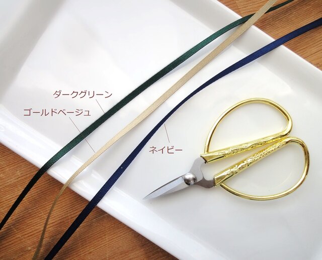 モミの木と松ぼっくりのアロマストーン クリスマスオーナメント ゴールド色 | iichi 日々の暮らしを心地よくするハンドメイドやアンティークのマーケットプレイス