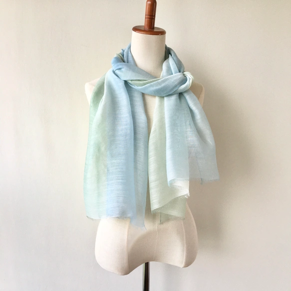 さらウール＊WOOLSILK＊水色×裏葉柳色＊手染ウールシルクストール | iichi 日々の暮らしを心地よくするハンドメイドやアンティークのマーケットプレイス