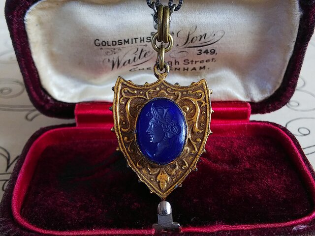 ヴィンテージ リバーシブル 紺藍Lady／獅子 シールドShapeネックレス | iichi 日々の暮らしを心地よくするハンドメイドやアンティークのマーケットプレイス