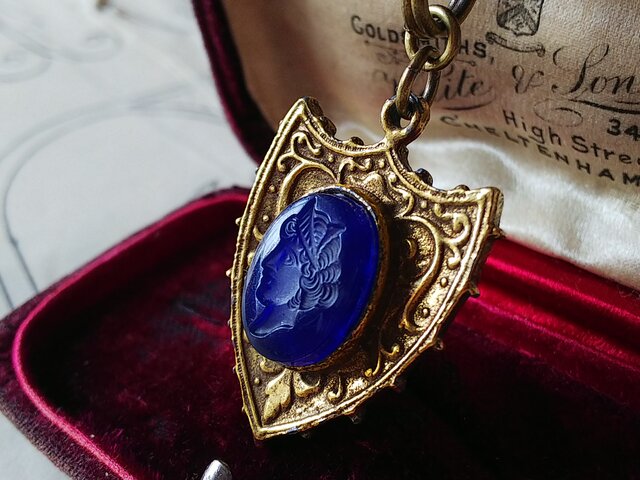 ヴィンテージ リバーシブル 紺藍Lady／獅子 シールドShapeネックレス | iichi 日々の暮らしを心地よくするハンドメイドやアンティークのマーケットプレイス