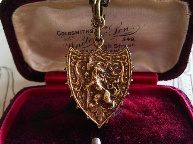 ヴィンテージ リバーシブル 紺藍Lady／獅子 シールドShapeネックレス | iichi 日々の暮らしを心地よくするハンドメイドやアンティークのマーケットプレイス