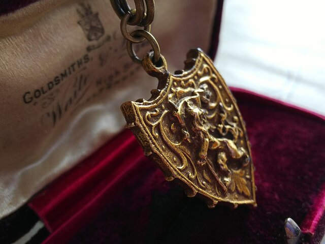 ヴィンテージ リバーシブル 紺藍Lady／獅子 シールドShapeネックレス | iichi 日々の暮らしを心地よくするハンドメイドやアンティークのマーケットプレイス