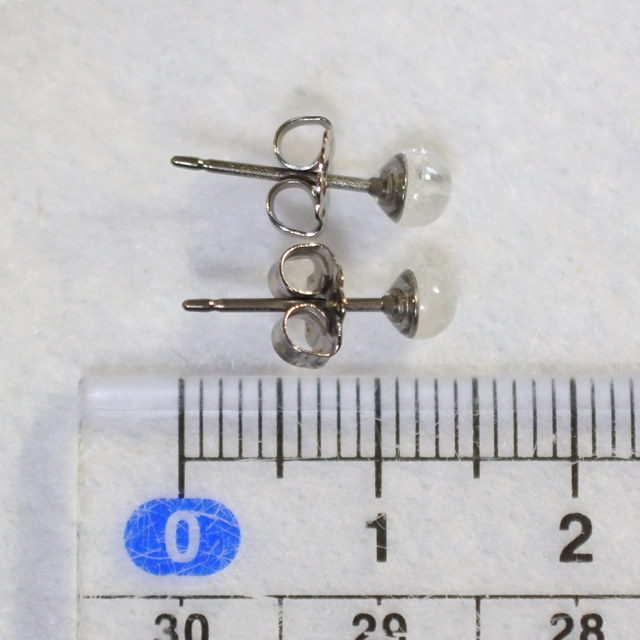 （1点もの）レインボームーンストーンのスタッドピアス・4mm（チタンポスト） | iichi 日々の暮らしを心地よくするハンドメイドやアンティークのマーケットプレイス