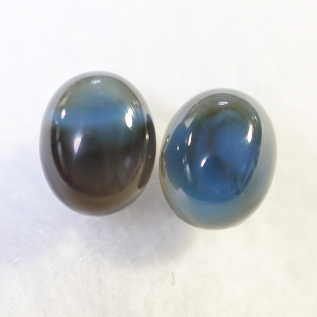 （1点もの）バイカラーブルーオニキスのスタッドピアス（8×10mm チタンポスト） | iichi 日々の暮らしを心地よくするハンドメイドやアンティークのマーケットプレイス