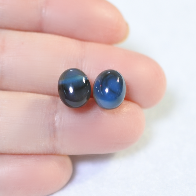 （1点もの）バイカラーブルーオニキスのスタッドピアス（8×10mm チタンポスト） | iichi 日々の暮らしを心地よくするハンドメイドやアンティークのマーケットプレイス