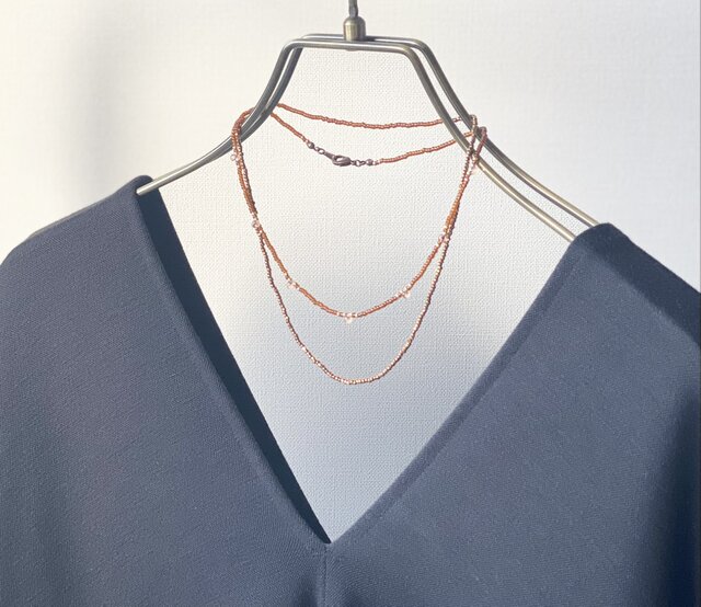 【数量限定】ヴィンテージドロップビーズとバイカラーのロングネックレス gold × brown | iichi 日々の暮らしを心地よくするハンドメイドやアンティークのマーケットプレイス