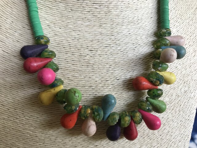 カラフルネックレス | iichi 日々の暮らしを心地よくするハンドメイドやアンティークのマーケットプレイス