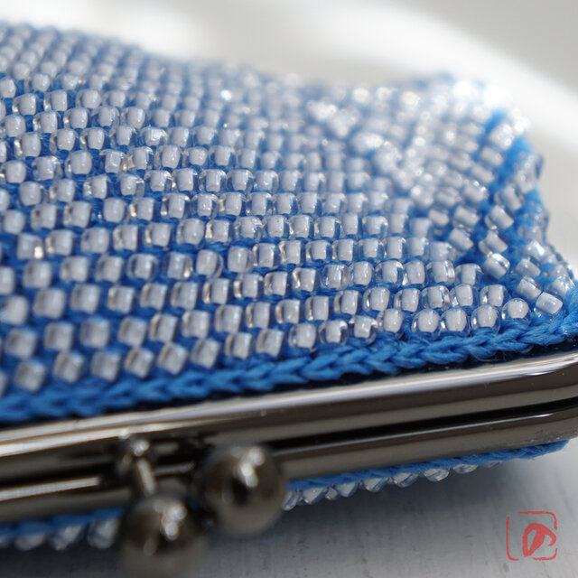 ばあば作 シードビーズのスクエアがま口（Jungfrau・1977） | iichi 日々の暮らしを心地よくするハンドメイドやアンティークのマーケットプレイス