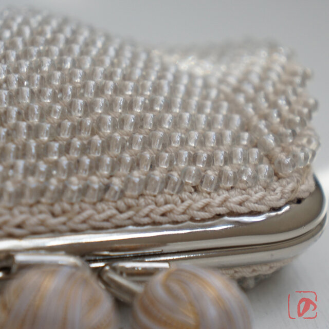 ばあば作☆☆総ガラスビーズのがま口（Moirai・1986） | iichi 日々の暮らしを心地よくするハンドメイドやアンティークのマーケットプレイス