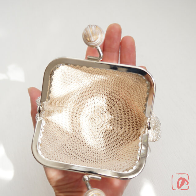 ばあば作☆☆総ガラスビーズのがま口（Moirai・1986） | iichi 日々の暮らしを心地よくするハンドメイドやアンティークのマーケットプレイス