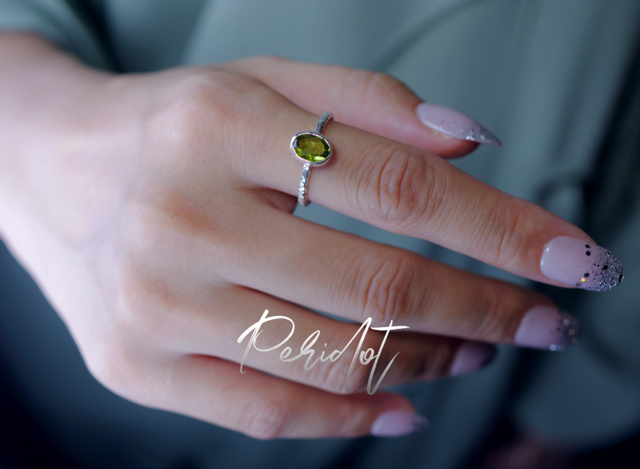 New ☆ 新作 ☆『ペリドット』の世界でひとつの天然石リングsilver925 | iichi 日々の暮らしを心地よくするハンドメイドやアンティークのマーケットプレイス