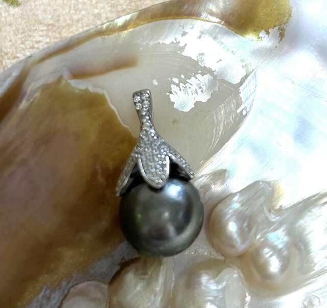 タヒチブラックパールペンダントトップ | iichi 日々の暮らしを心地よくするハンドメイドやアンティークのマーケットプレイス