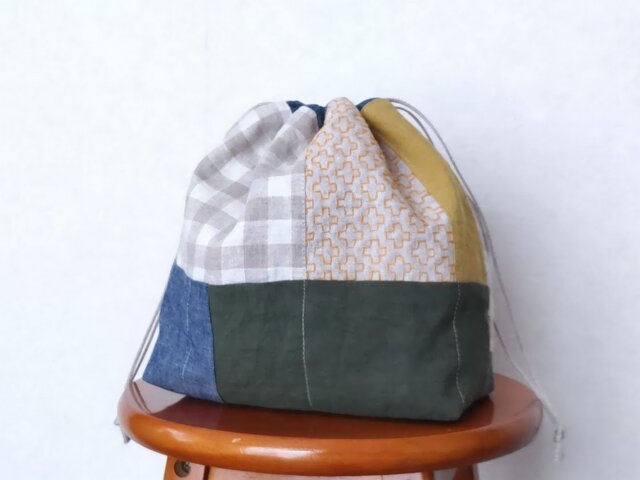 ちょっと大きめ ちくちく刺しゅうの巾着 | iichi 日々の暮らしを心地よくするハンドメイドやアンティークのマーケットプレイス