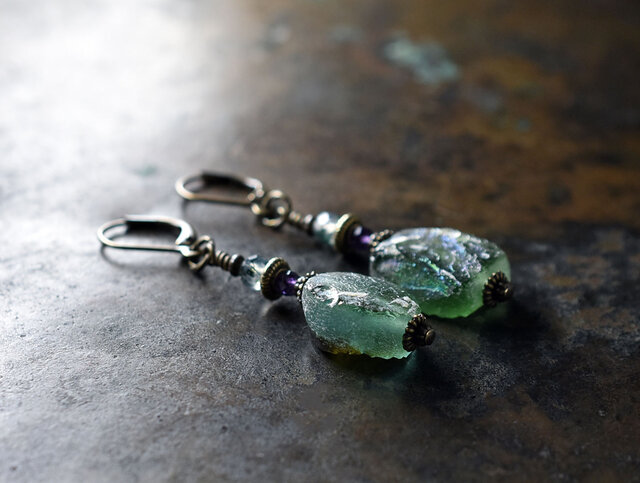 カーキ色銀化ローマングラスとアメジスト、モスアゲートのピアス | iichi 日々の暮らしを心地よくするハンドメイドやアンティークのマーケットプレイス