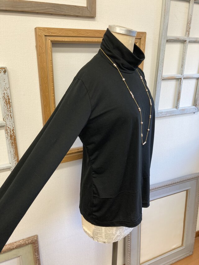再販×6 大人タートル ️首ゆったりタートルネックトップス 黒（サイズL） | iichi 日々の暮らしを心地よくするハンドメイドやアンティークのマーケットプレイス