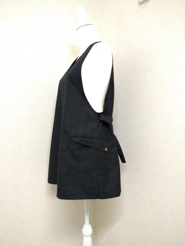 濃い色タータン、スッキリラインのジャンスカエプロン。NSTch-180 | iichi 日々の暮らしを心地よくするハンドメイドやアンティークのマーケットプレイス