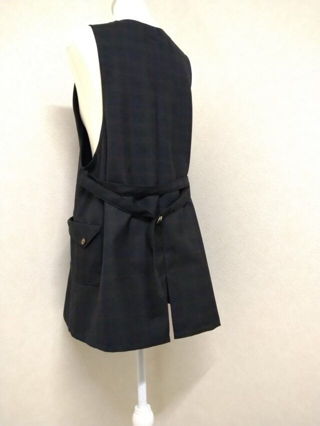 濃い色タータン、スッキリラインのジャンスカエプロン。NSTch-180 | iichi 日々の暮らしを心地よくするハンドメイドやアンティークのマーケットプレイス