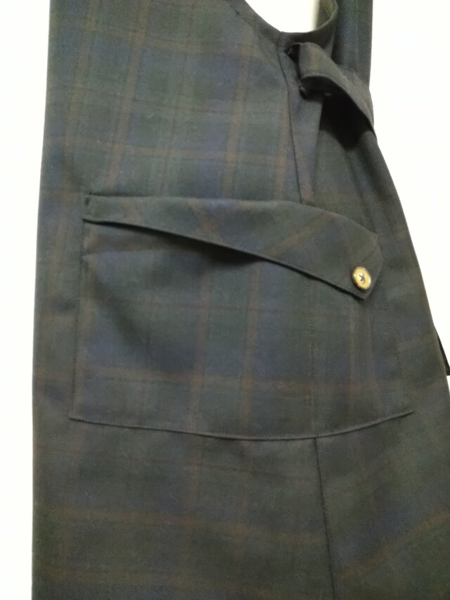 濃い色タータン、スッキリラインのジャンスカエプロン。NSTch-180 | iichi 日々の暮らしを心地よくするハンドメイドやアンティークのマーケットプレイス