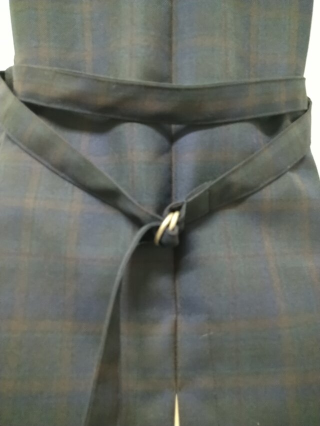 濃い色タータン、スッキリラインのジャンスカエプロン。NSTch-180 | iichi 日々の暮らしを心地よくするハンドメイドやアンティークのマーケットプレイス