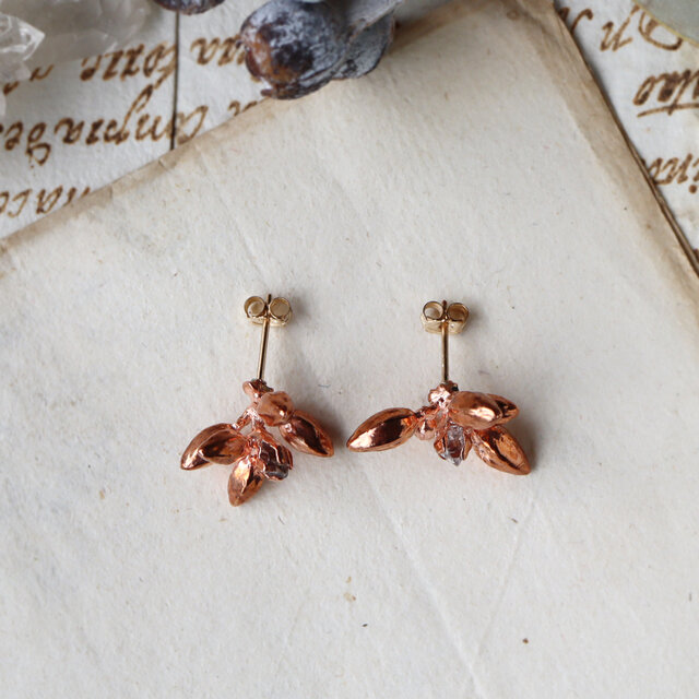 原石ダイヤモンドクォーツのナンテンピアス | iichi 日々の暮らしを心地よくするハンドメイドやアンティークのマーケットプレイス