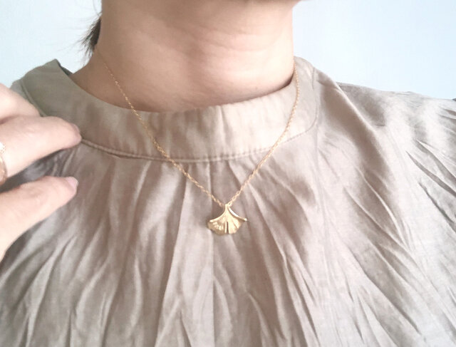 イチョウネックレス/ゴールド 14kgf 真鍮 | iichi 日々の暮らしを心地よくするハンドメイドやアンティークのマーケットプレイス