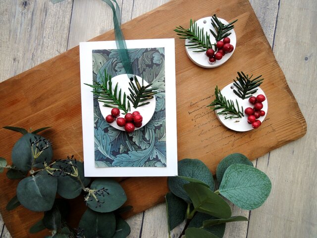 季節のアロマストーン Xmas オーナメント D 赤い実ともみの木 | iichi 日々の暮らしを心地よくするハンドメイドやアンティークのマーケットプレイス