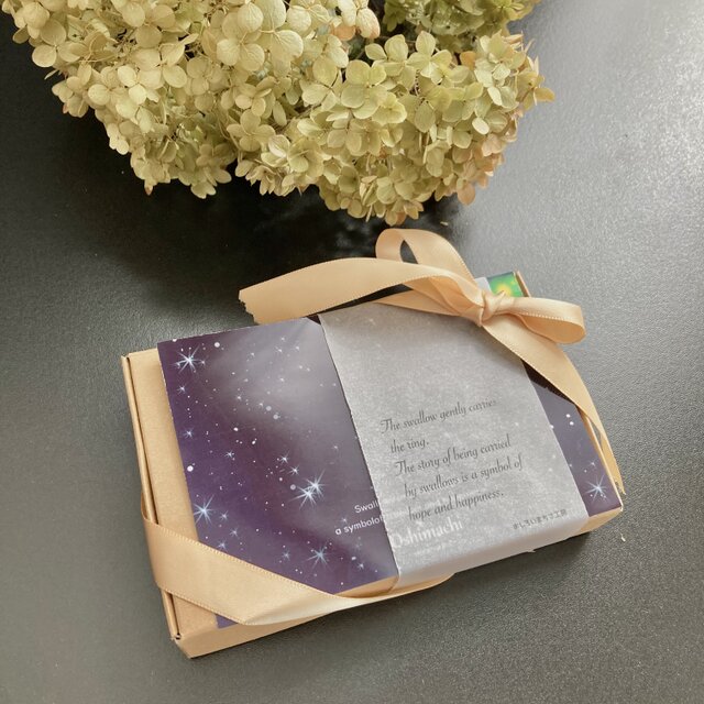 クリスマスリースを運ぶ揺れるツバメのネックレス | iichi 日々の暮らしを心地よくするハンドメイドやアンティークのマーケットプレイス