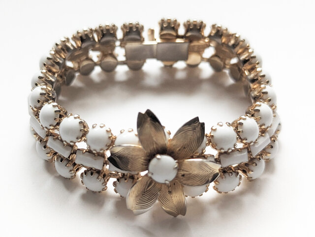 WEISS 真鍮フラワー付き ミルクグラス ブレスレット | iichi 日々の暮らしを心地よくするハンドメイドやアンティークのマーケットプレイス