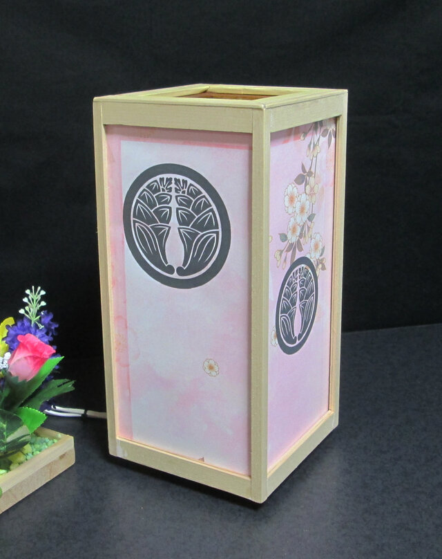 デザイン永久保存フイルム加工済み・桧枠造り 家紋の宿り木／丸に抱き冥加 LED・軽量／GK-008 | iichi 日々の暮らしを心地よくするハンドメイドやアンティークのマーケットプレイス