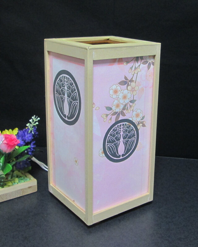 デザイン永久保存フイルム加工済み・桧枠造り 家紋の宿り木／丸に抱き冥加 LED・軽量／GK-008 | iichi 日々の暮らしを心地よくするハンドメイドやアンティークのマーケットプレイス