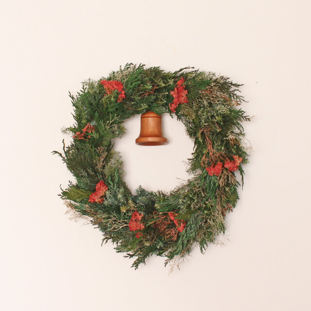 木のベルがついたクリスマスリース Cherry 2 | iichi 日々の暮らしを心地よくするハンドメイドやアンティークのマーケットプレイス