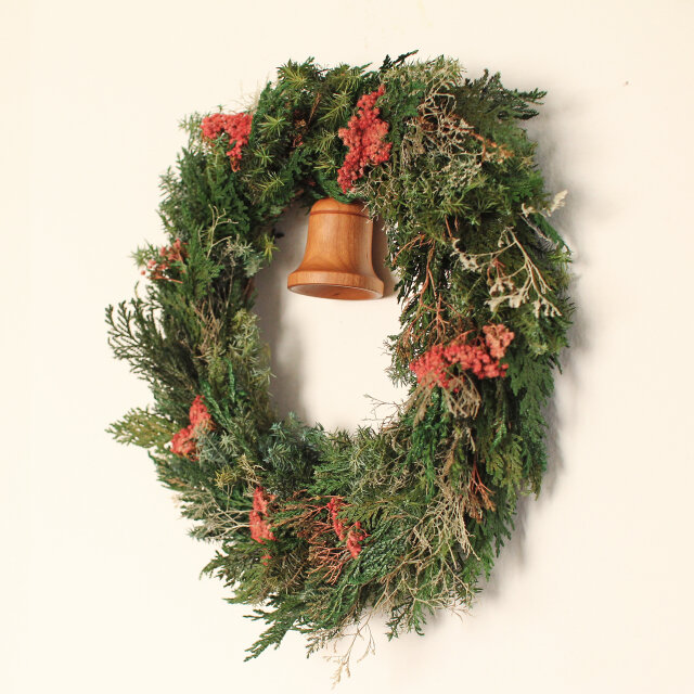 木のベルがついたクリスマスリース Cherry 2 | iichi 日々の暮らしを心地よくするハンドメイドやアンティークのマーケットプレイス