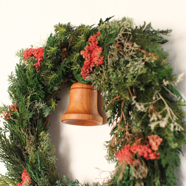 木のベルがついたクリスマスリース Cherry 2 | iichi 日々の暮らしを心地よくするハンドメイドやアンティークのマーケットプレイス