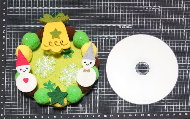 季節飾り*↟⍋ポンポンXmas⍋↟*マロン抹茶ケーキ風┌iii┐ | iichi 日々の暮らしを心地よくするハンドメイドやアンティークのマーケットプレイス