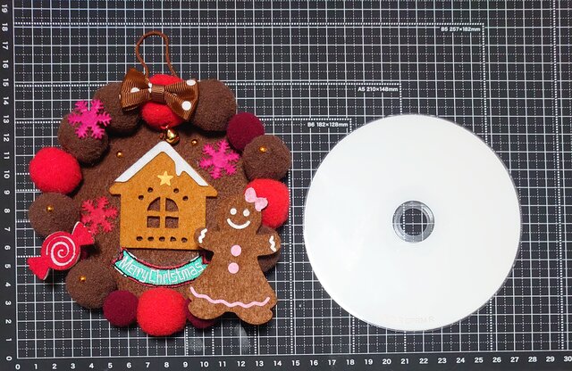 季節飾り*↟⍋ポンポンXmas⍋↟*ベリーショコラケーキ風┌iii┐ | iichi 日々の暮らしを心地よくするハンドメイドやアンティークのマーケットプレイス