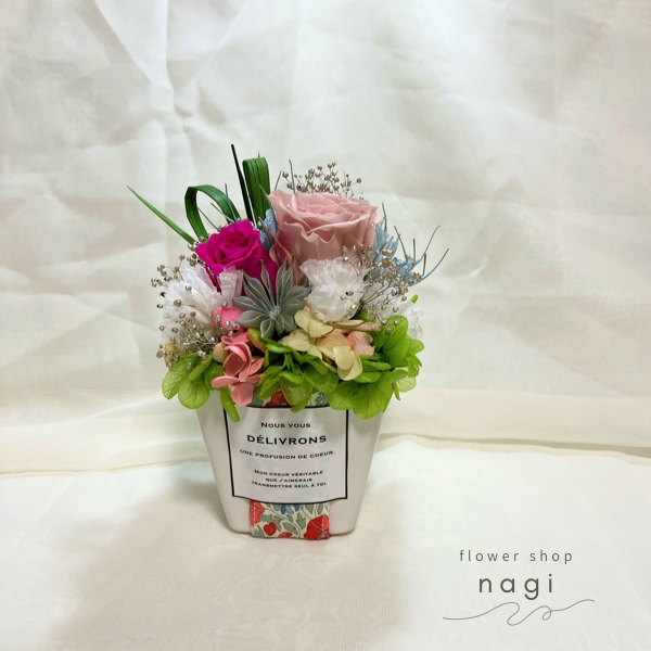 【flower gardenアレンジ(pink/white】プリザーブドフラワー | iichi 日々の暮らしを心地よくするハンドメイドやアンティークのマーケットプレイス
