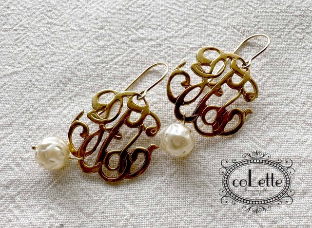 ヴィンテージパール＆アメリカン真鍮モノグラムピアス(P-AF039) | iichi 日々の暮らしを心地よくするハンドメイドやアンティークのマーケットプレイス