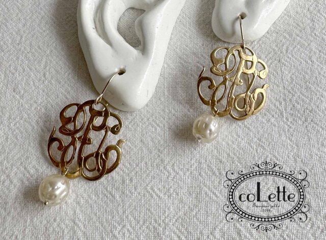 ヴィンテージパール＆アメリカン真鍮モノグラムピアス(P-AF039) | iichi 日々の暮らしを心地よくするハンドメイドやアンティークのマーケットプレイス