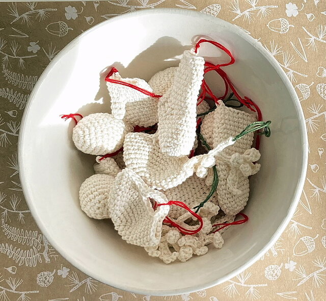 クリスマスオーナメント*ソックス•ミトン•バスケット•ボール•ドロップ•ヤドリギ*24piece | iichi 日々の暮らしを心地よくするハンドメイドやアンティークのマーケットプレイス