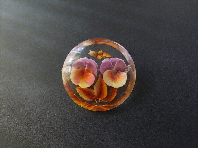 ヴィンテージ パンジー（ビオラ）のLucite製ブローチ（約40㎜） | iichi 日々の暮らしを心地よくするハンドメイドやアンティークの ...