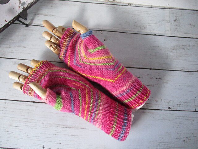 手編みハンドウォーマー Opal Memories 11003 Gl Ck Auf Dem Ponyhof | iichi 日々の暮らしを心地よくするハンドメイドやアンティークのマーケットプレイス