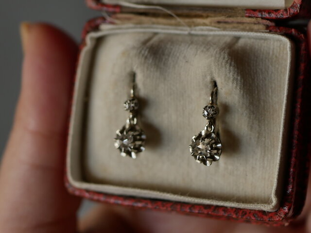 【FE-07】 K18WG 天然ダイヤモンド ドルムーズピアス フランスアンティーク アンティークジュエリー | iichi 日々の暮らしを心地よくするハンドメイドやアンティークのマーケットプレイス